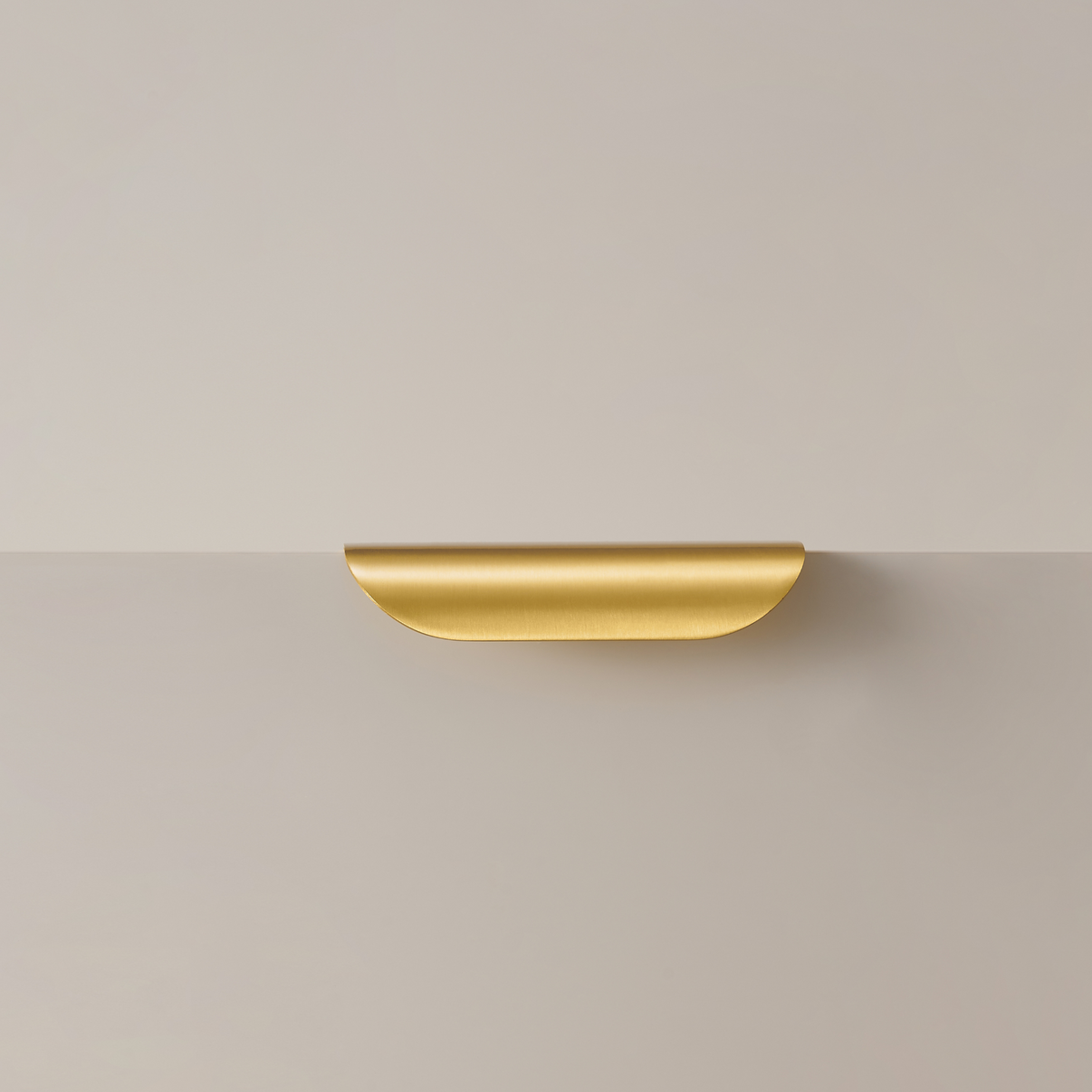 MIRTO / Curved Solid Brass Edge Pull - 116mm (96mm CC) / Satin Brass ...